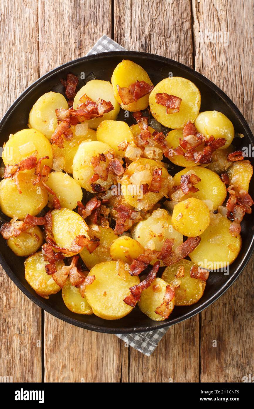 Bratkartoffeln German Cottage Potatoes With Bacon and Onion close up in ...