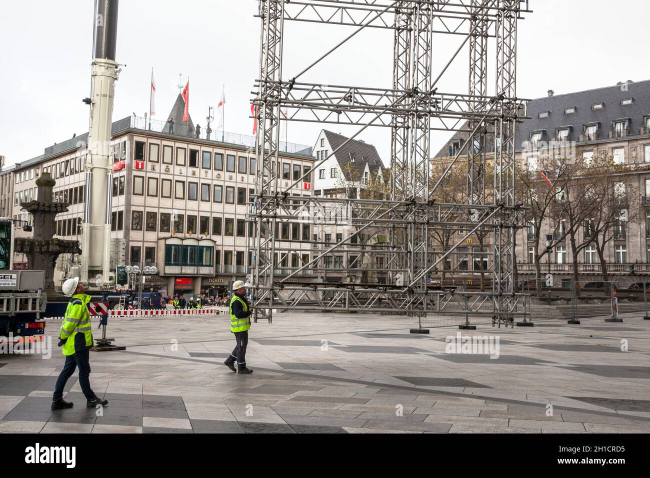 removing of a 30-meter-high scaffold, that hung for 10 years in 105 ...