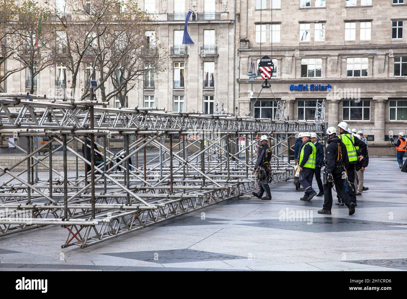 a 30-meter-high scaffold, that hung for 10 years in 105 meters hight at ...