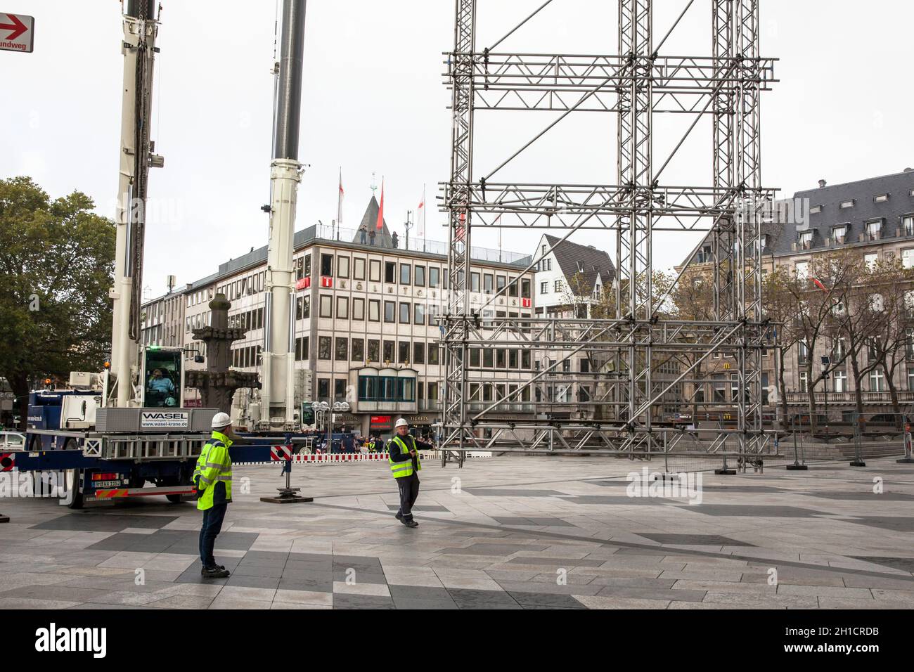 removing of a 30-meter-high scaffold, that hung for 10 years in 105 ...