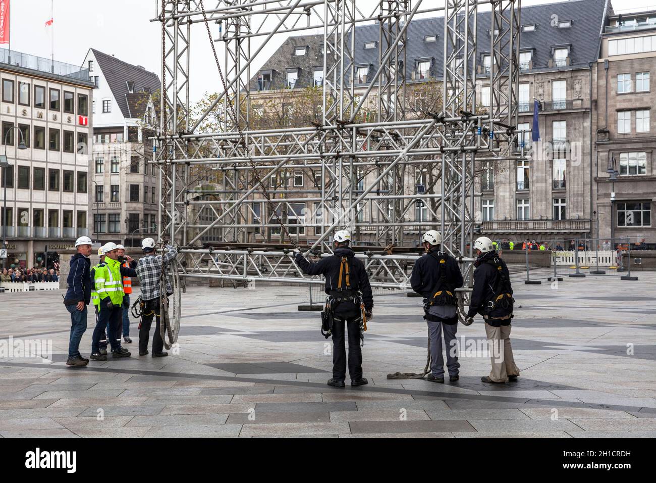 removing of a 30-meter-high scaffold, that hung for 10 years in 105 ...
