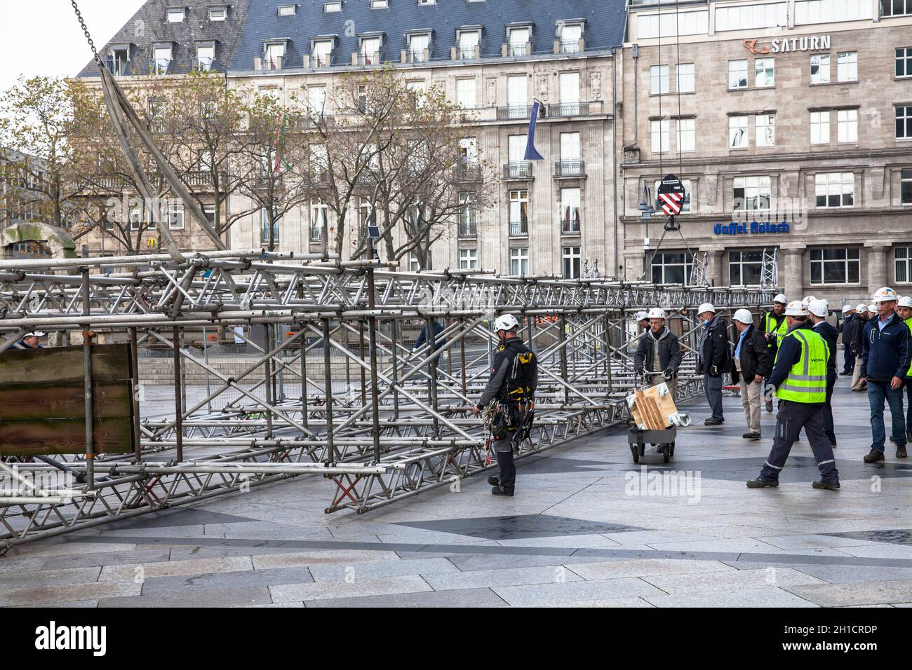 a 30-meter-high scaffold, that hung for 10 years in 105 meters hight at ...