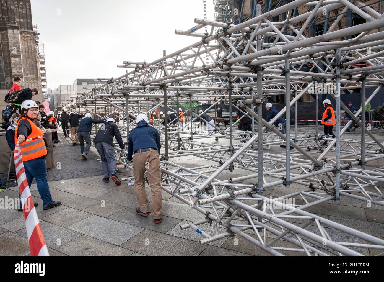 a 30-meter-high scaffold, that hung for 10 years in 105 meters hight at ...