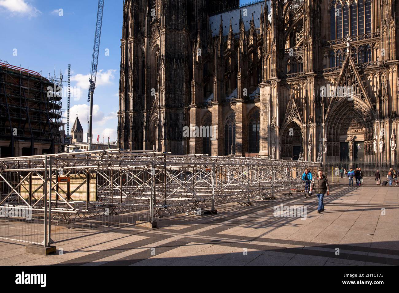 a 30-meter-high scaffold, that hung for 10 years in 105 meters hight at ...