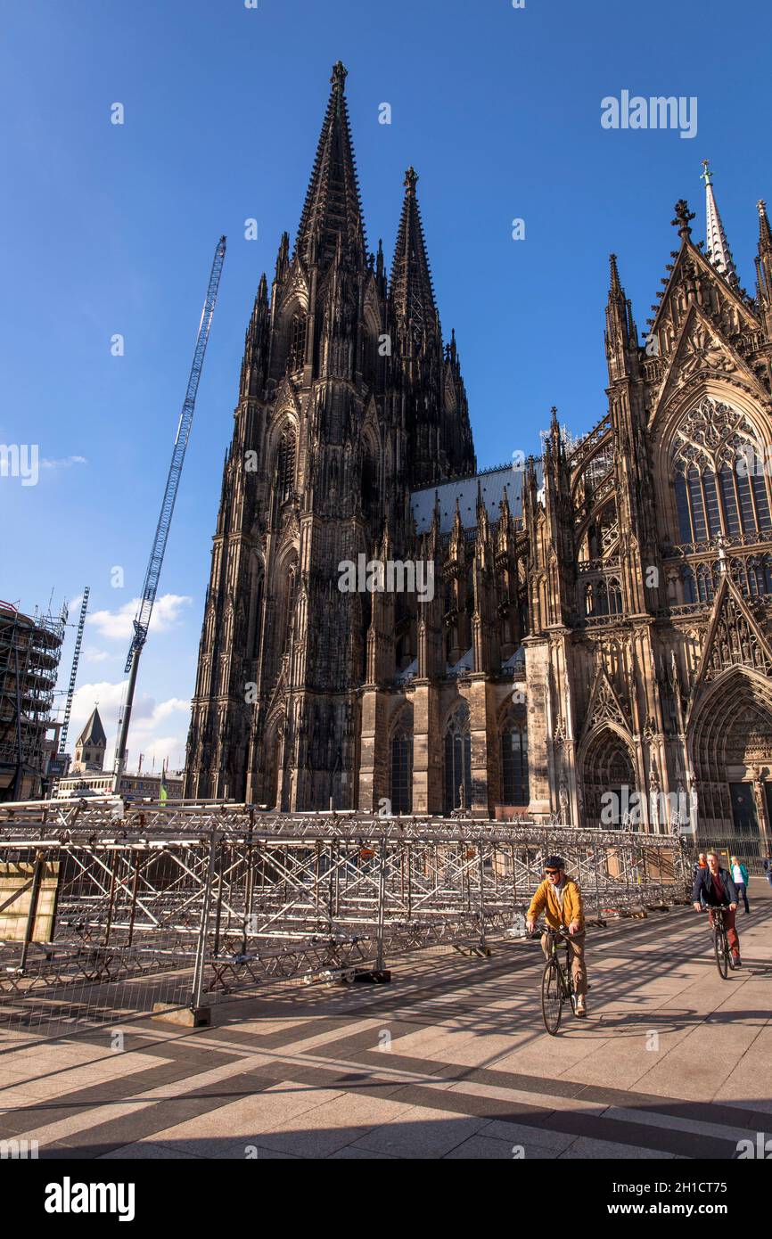 a 30-meter-high scaffold, that hung for 10 years in 105 meters hight at ...