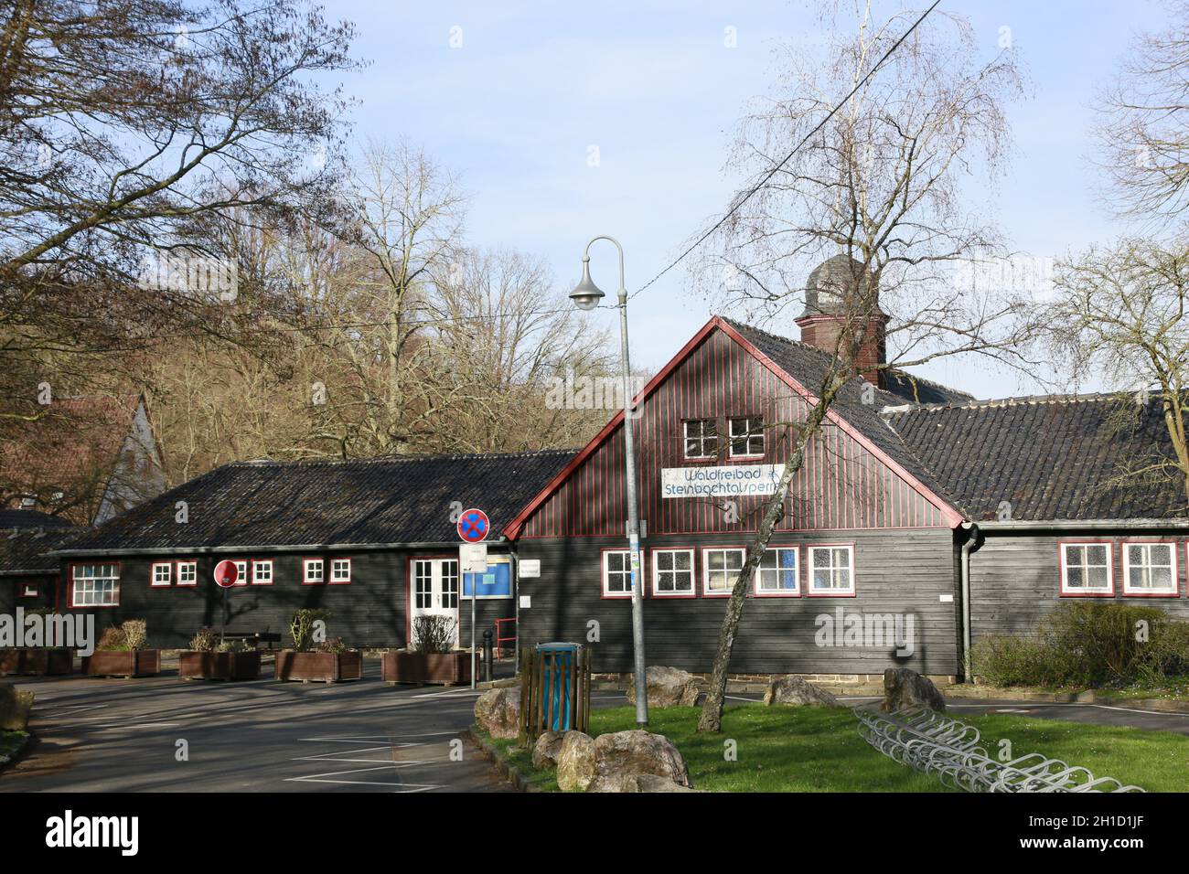 denkmalgeschütztes Eingangsgebäude des Waldfreibad Steinbachtalsperre ...