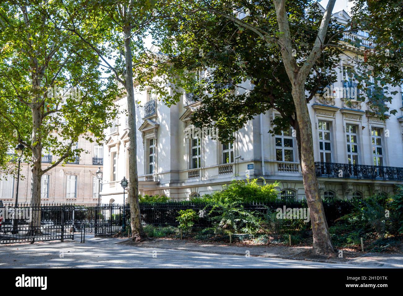 PARIS - September 10, 2019 : Mansion building in Parc Monceau Stock ...