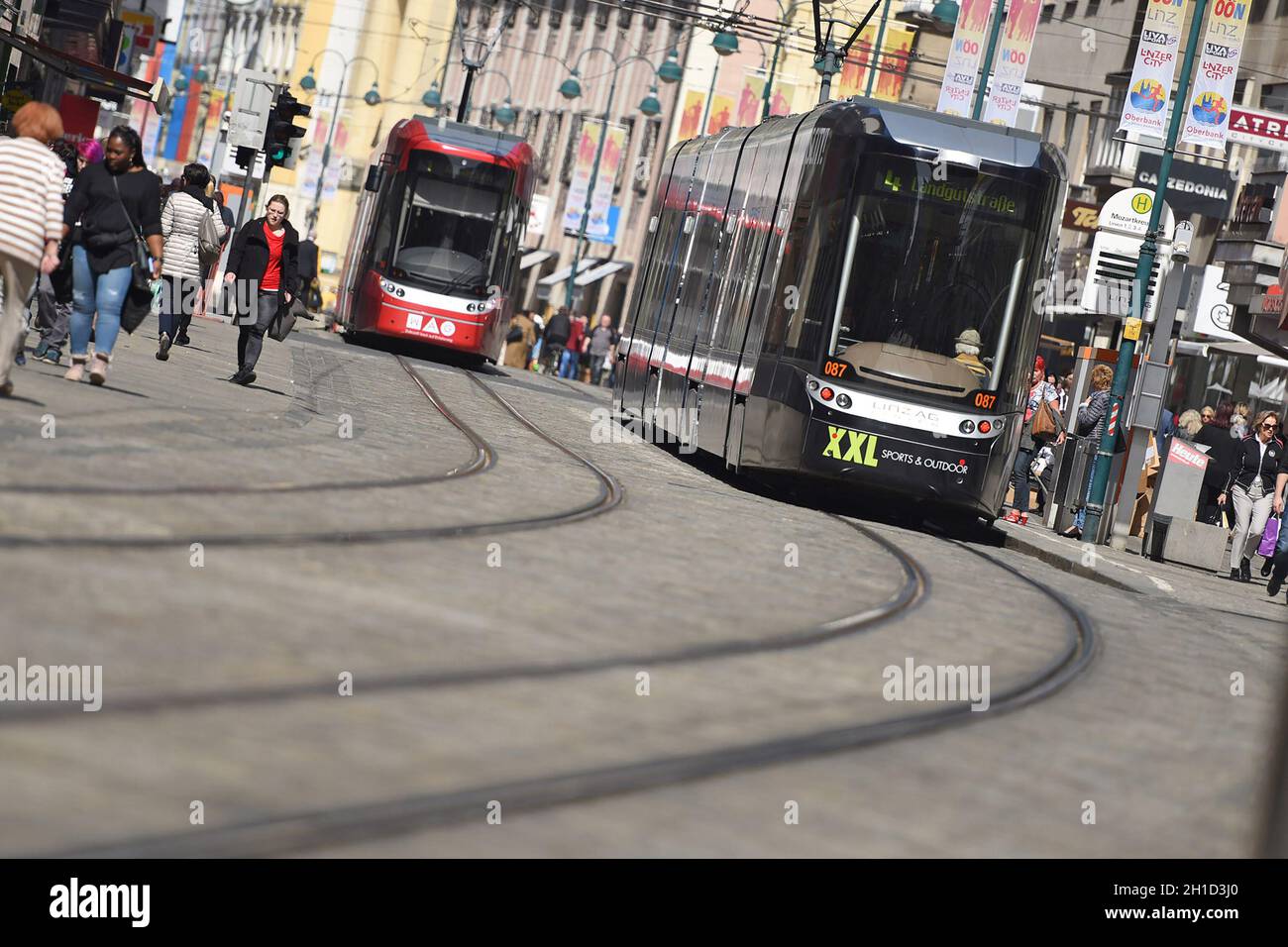 Die Straßenbahn Linz bildet das Rückgrat des öffentlichen ...