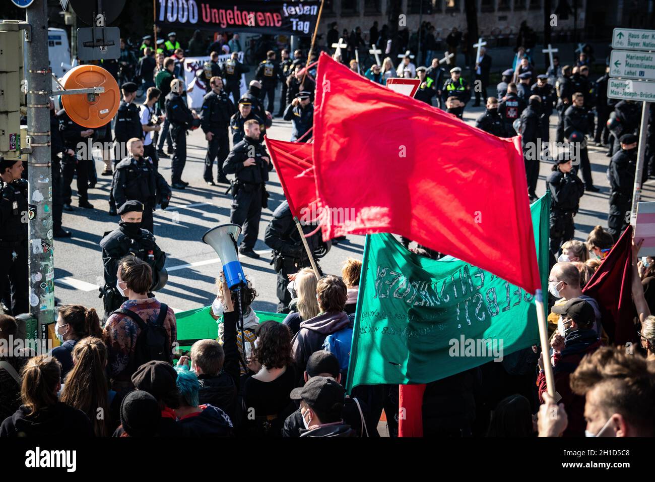 1000 Kreuze Marsch zeiht am Gegenprotest vorbei. Bis zu 160 Menschen ...