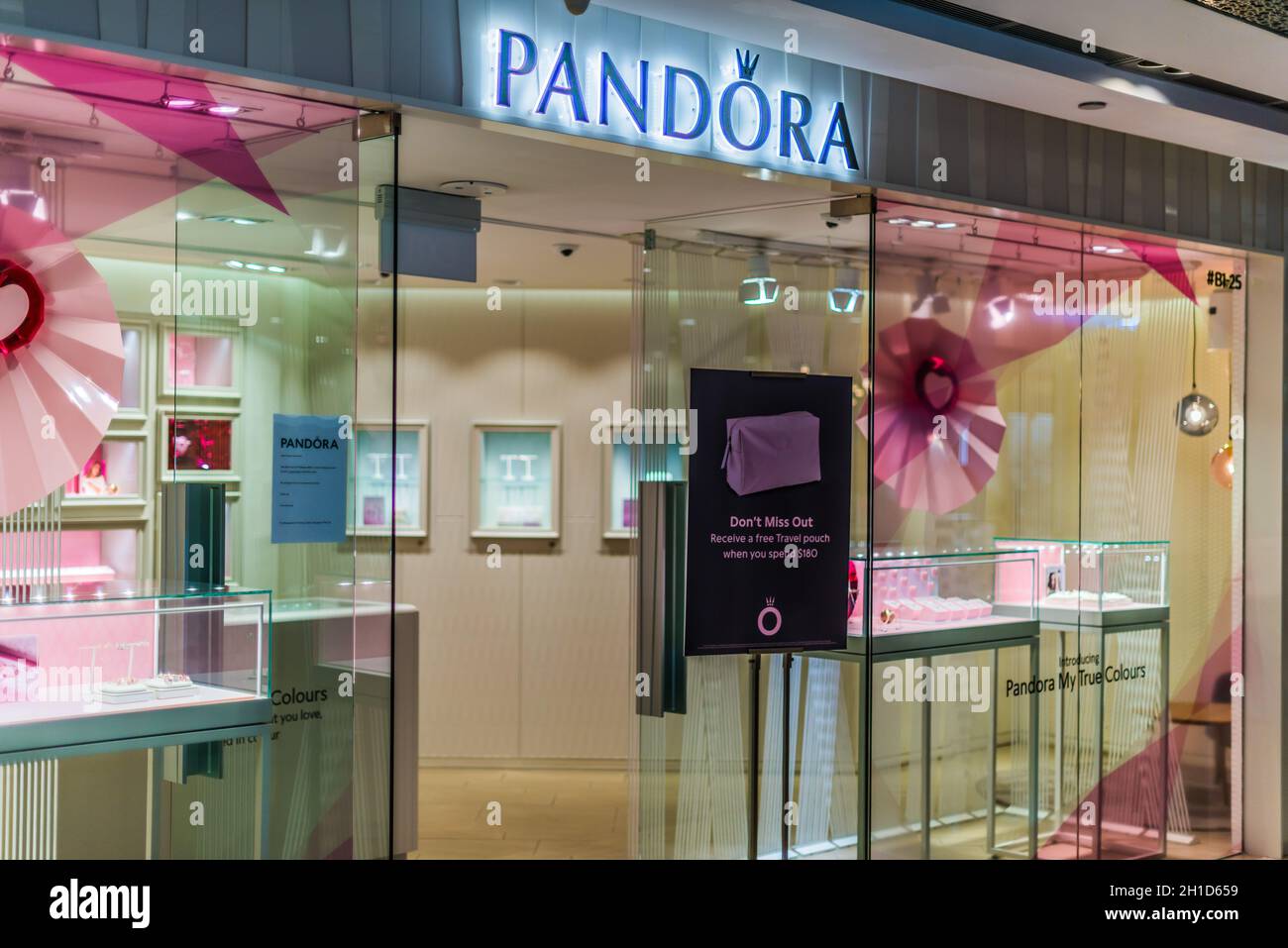 Pandora jewellery store front hi-res stock photography and images - Alamy