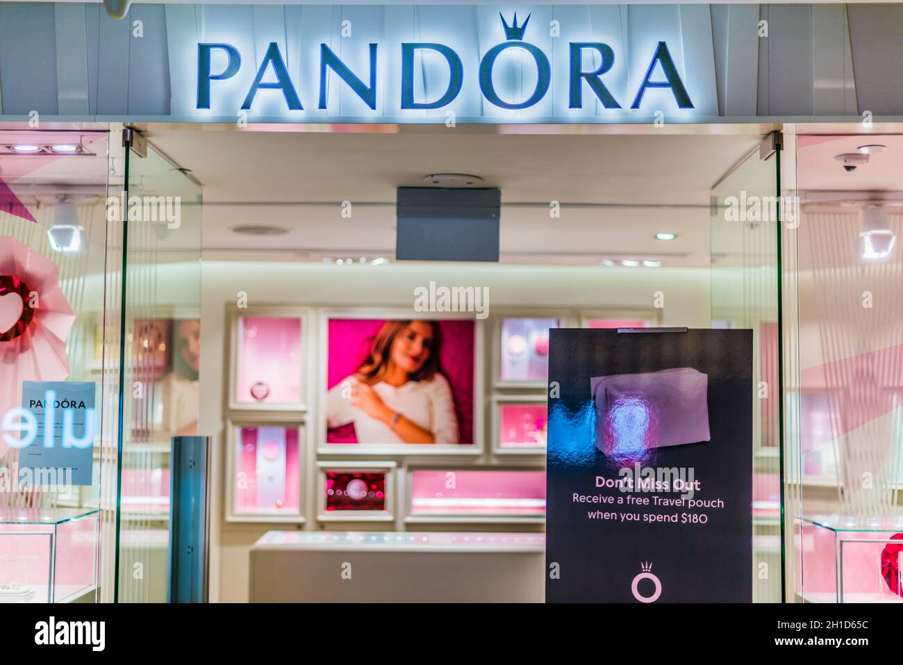 Pandora jewellery store front hi-res stock photography and images - Alamy