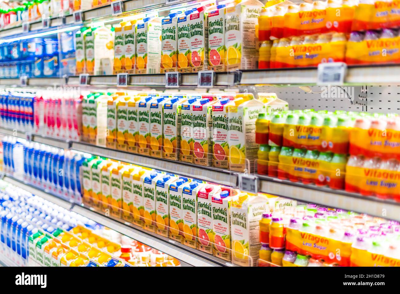 Singapore convenience store drinks hi-res stock photography and images ...