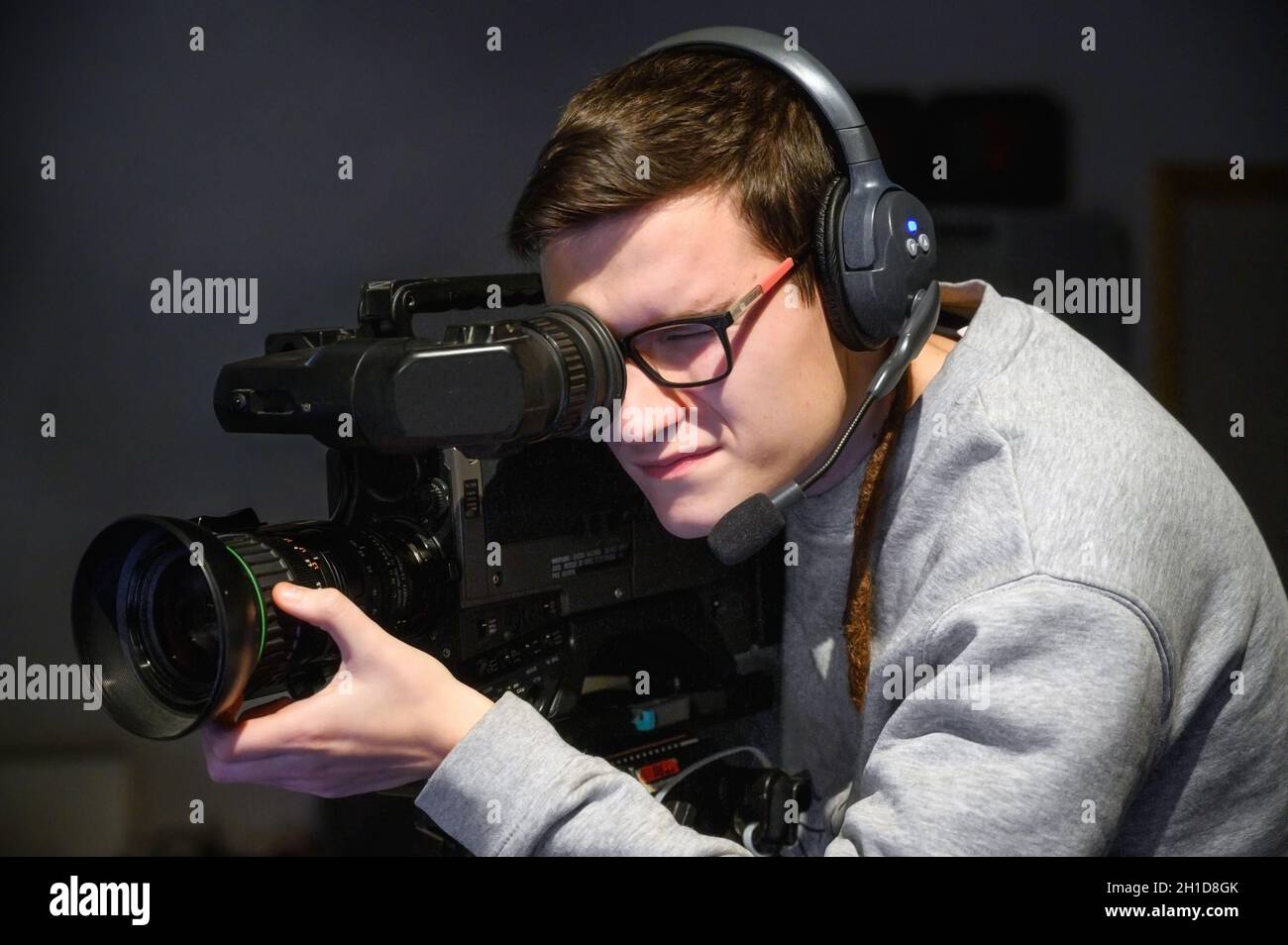 Cameraman using professional digital video camera Stock Photo - Alamy