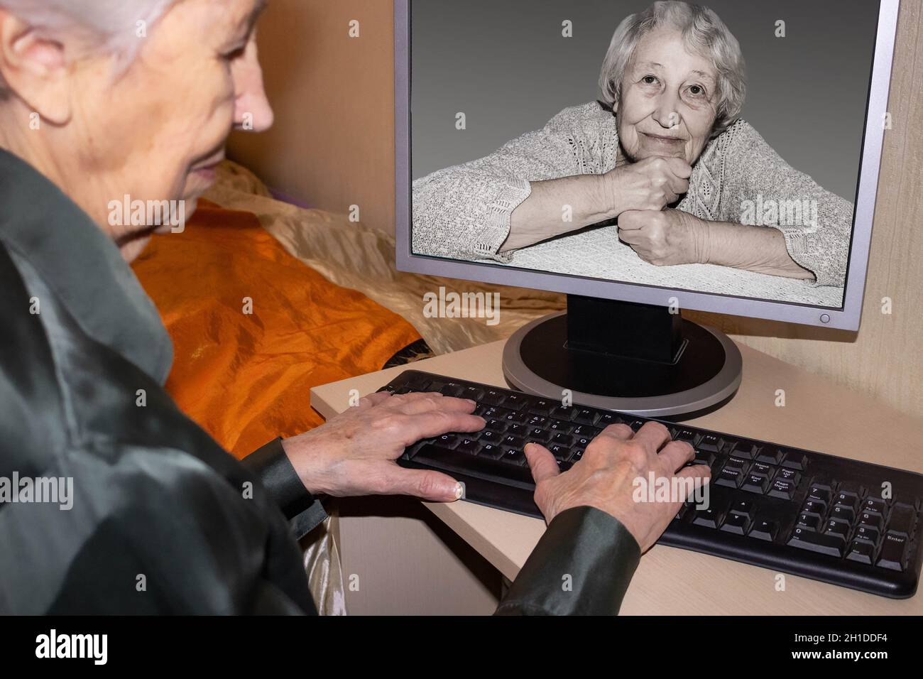 Old lady hands typing laptop hi-res stock photography and images - Alamy