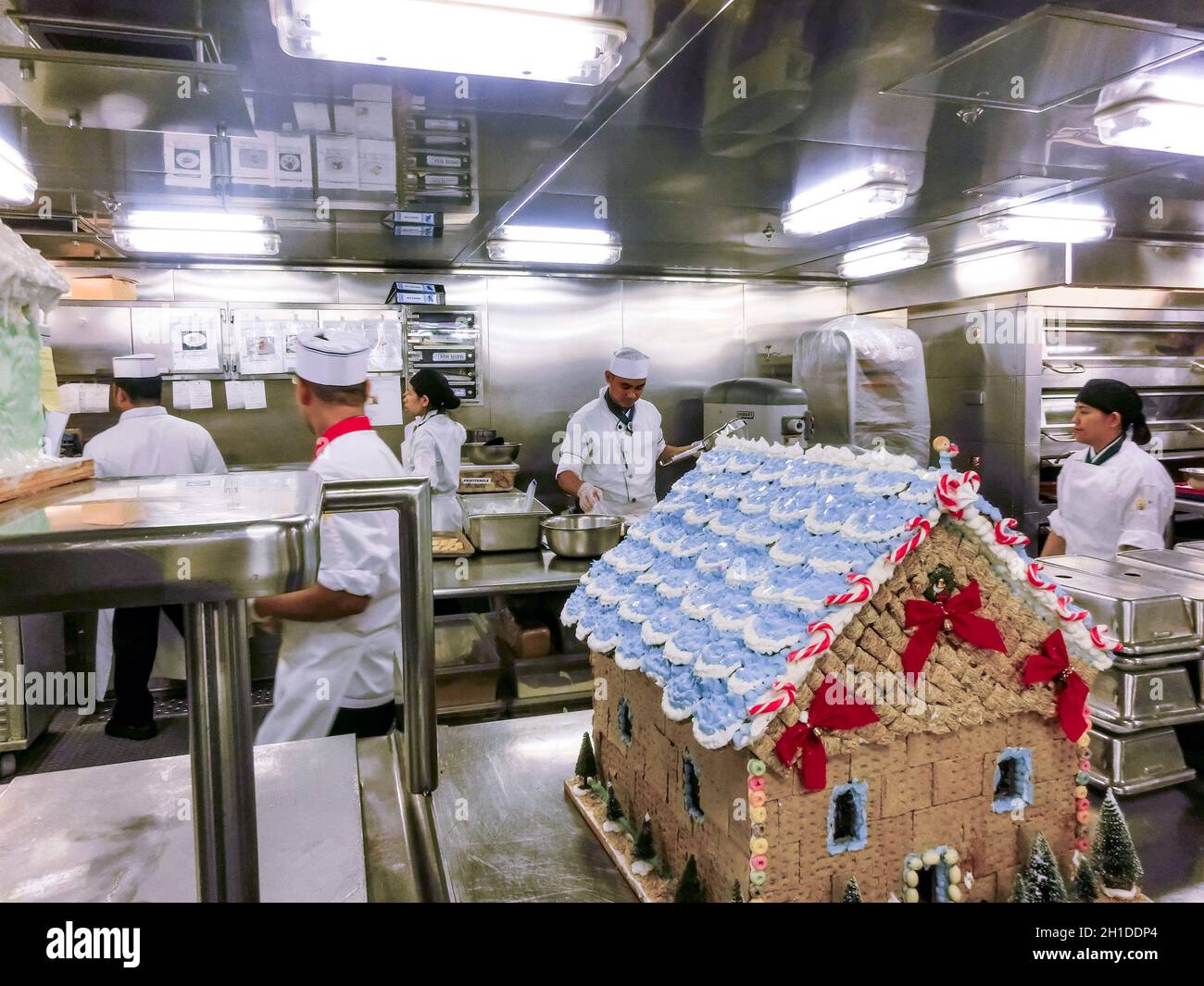 Cruise ship chef uniform hi-res stock photography and images - Alamy