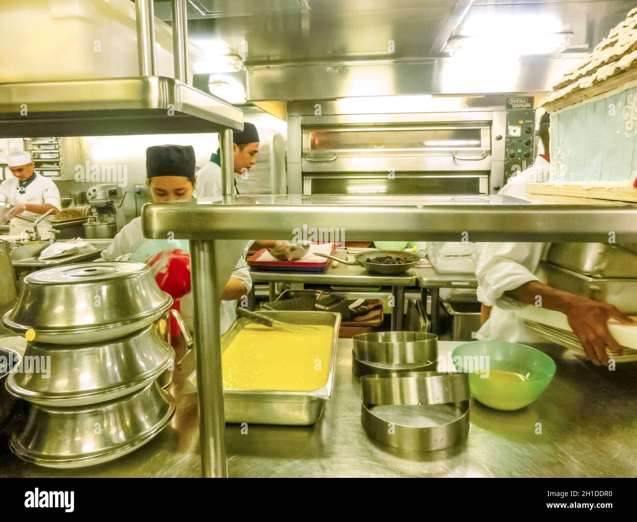 Cruise ship chef uniform hi-res stock photography and images - Alamy