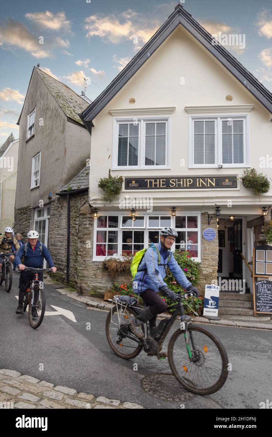 Cornwall holiday people cycling hi-res stock photography and images - Alamy