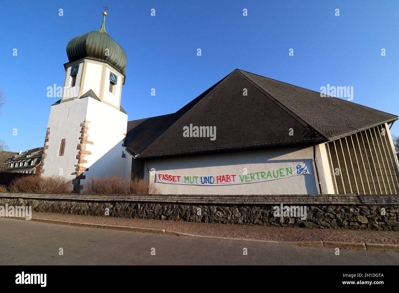 "Fasset Mut und habt Vertrauen", steht auf einem Banner der ...