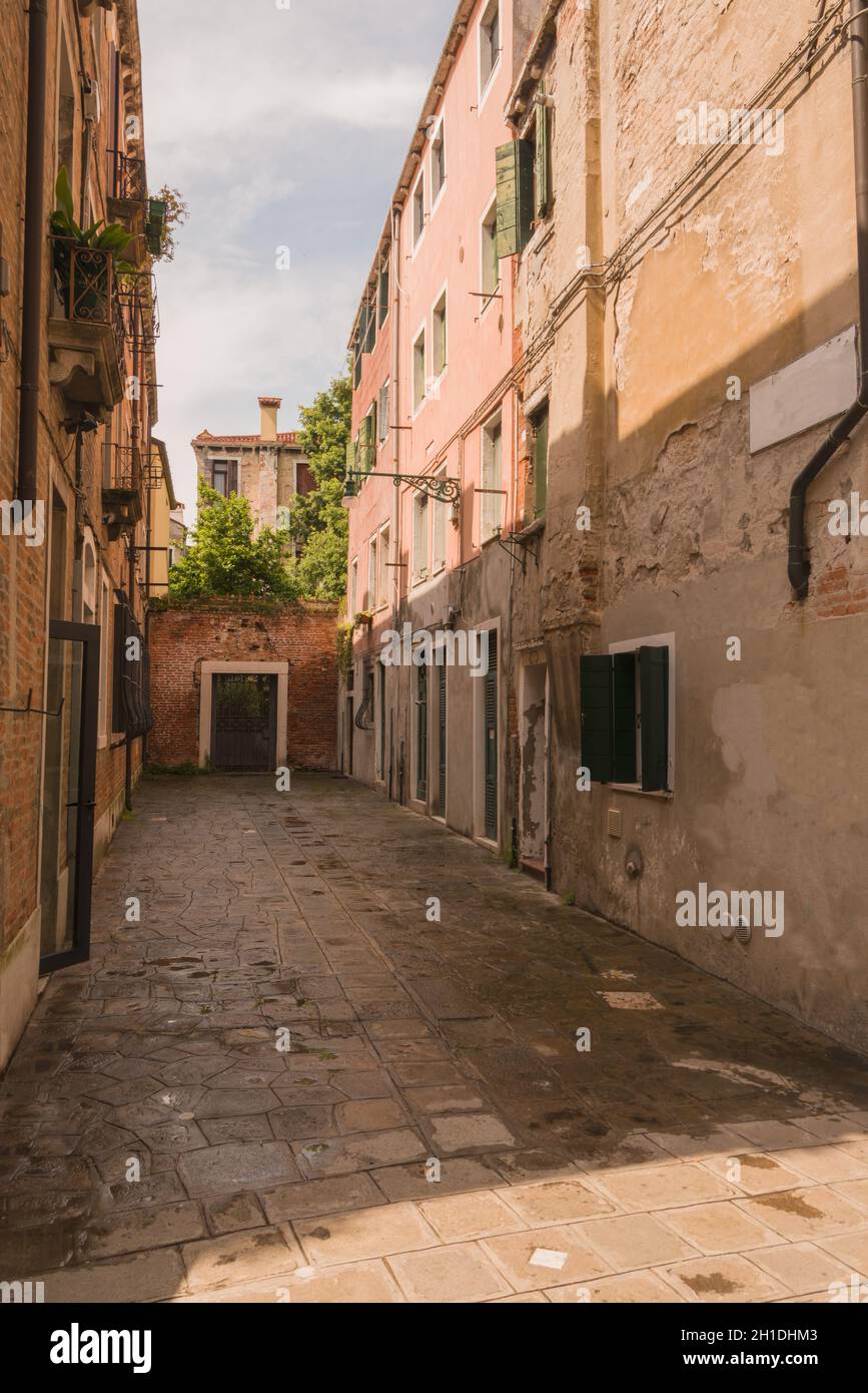 narrow alley in the world famous lagoon city venice Stock Photo - Alamy