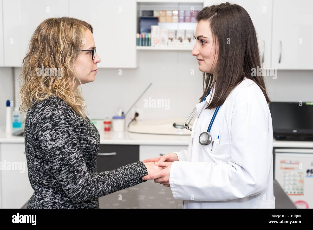 Doctor comforting a patient hi-res stock photography and images - Alamy