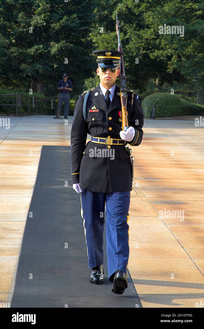 honor guard at the tomb of the unknown soldier at arlington national ...