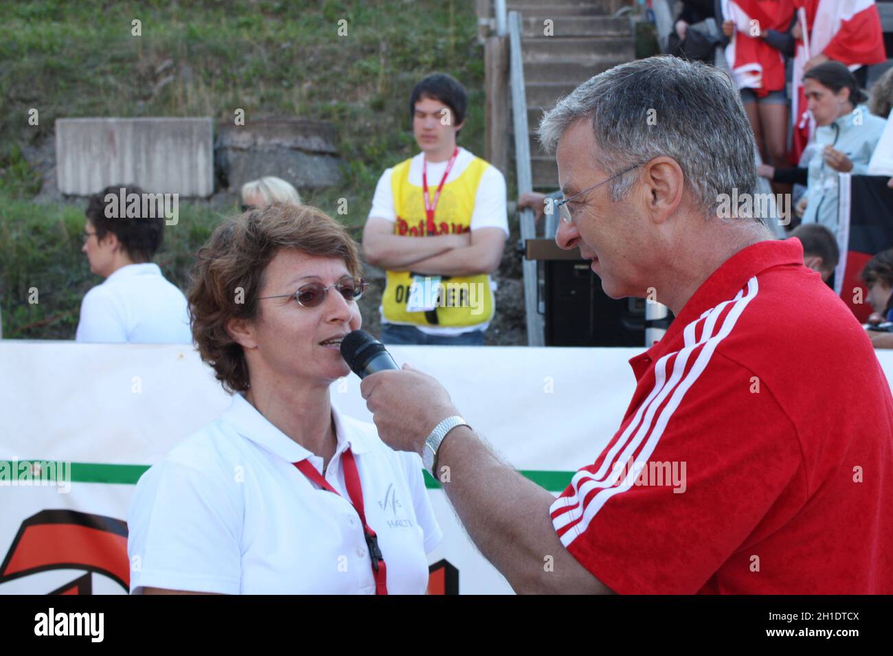 Die Generalsekretärin der FIS, Sarah Lewis im Interview mit Moderator ...