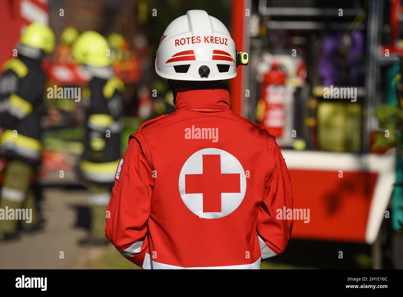 Rotes kreuz uniform hi-res stock photography and images - Alamy