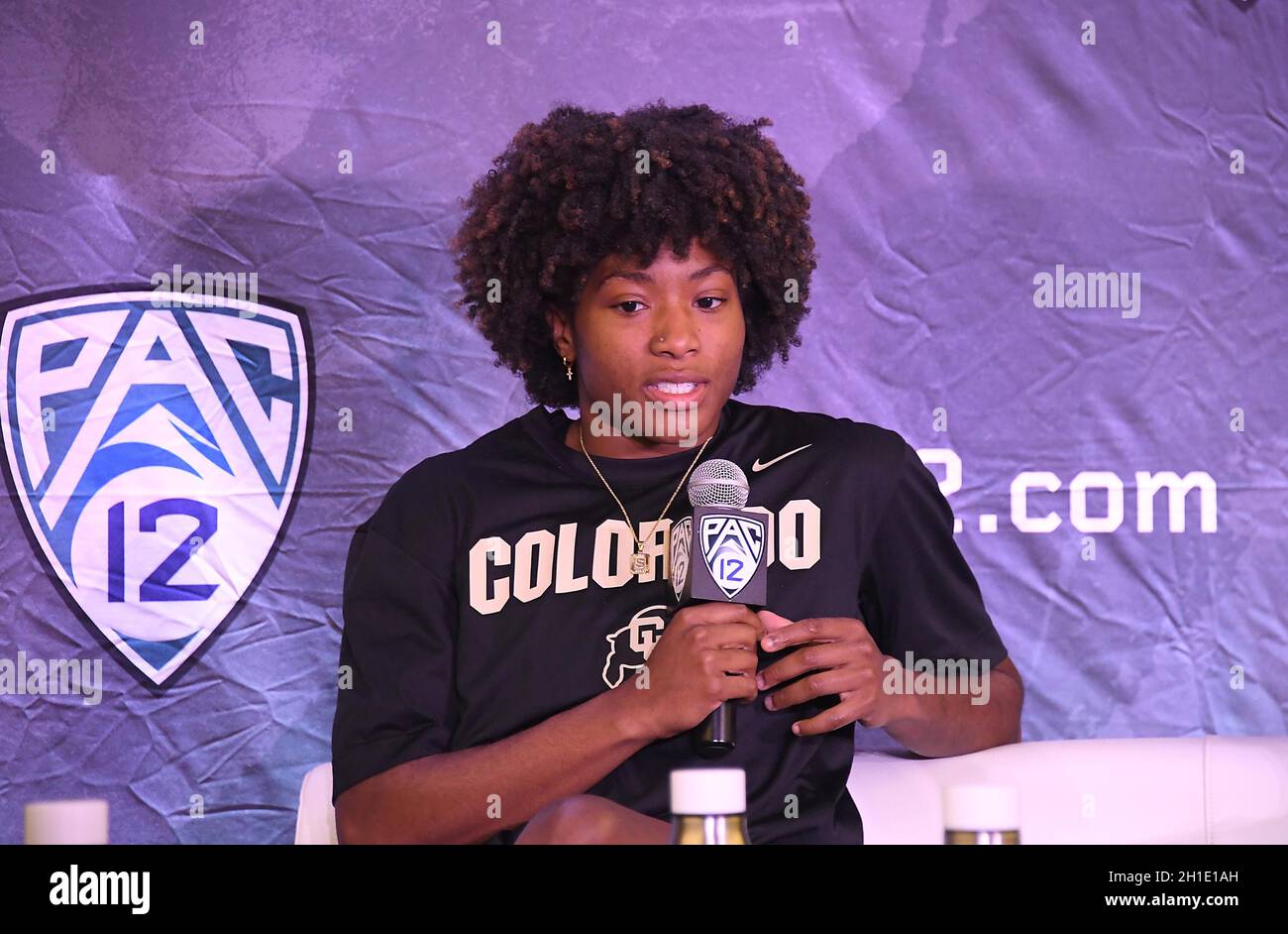 Basketball talking hi-res stock photography and images - Alamy
