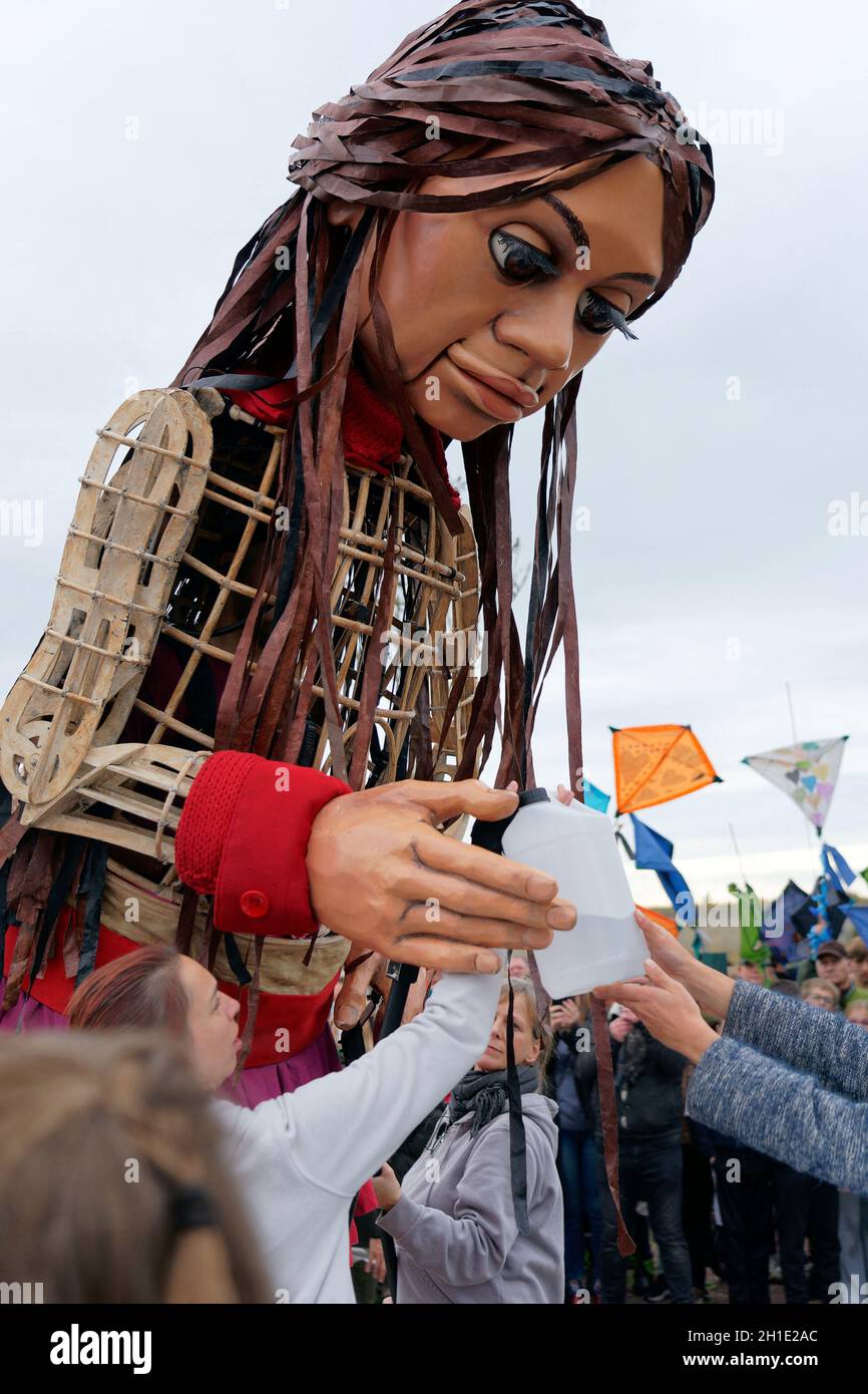 Grande-Synthe, Dunkirk, October 17, 2021. "Walk with Amal", the giant ...