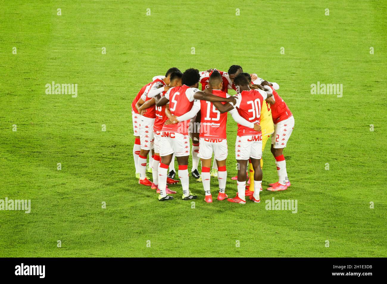 The Independiente Santa Fe team before starting the capital classic ...
