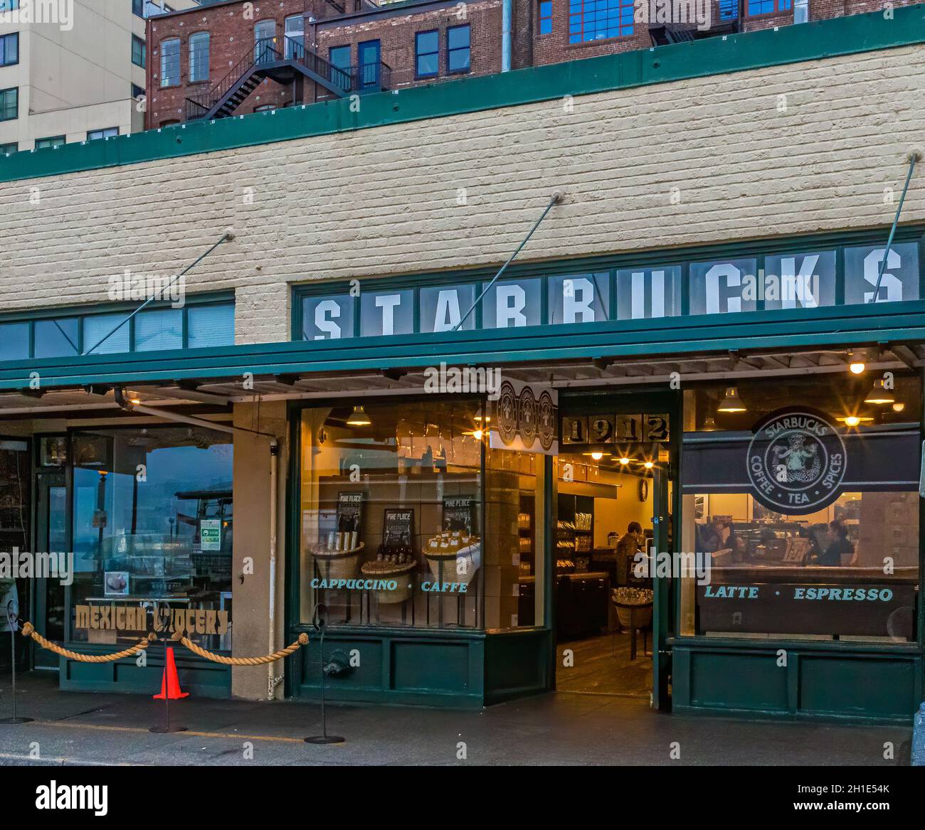 Original starbucks coffee shop hi-res stock photography and images - Alamy