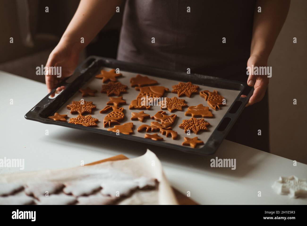 Female holding baking sheet hi-res stock photography and images - Alamy