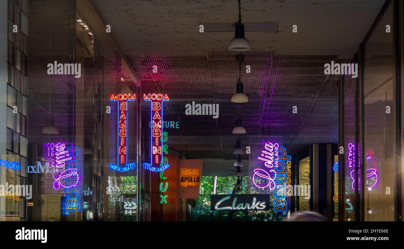 Neon shop signs hi-res stock photography and images - Alamy