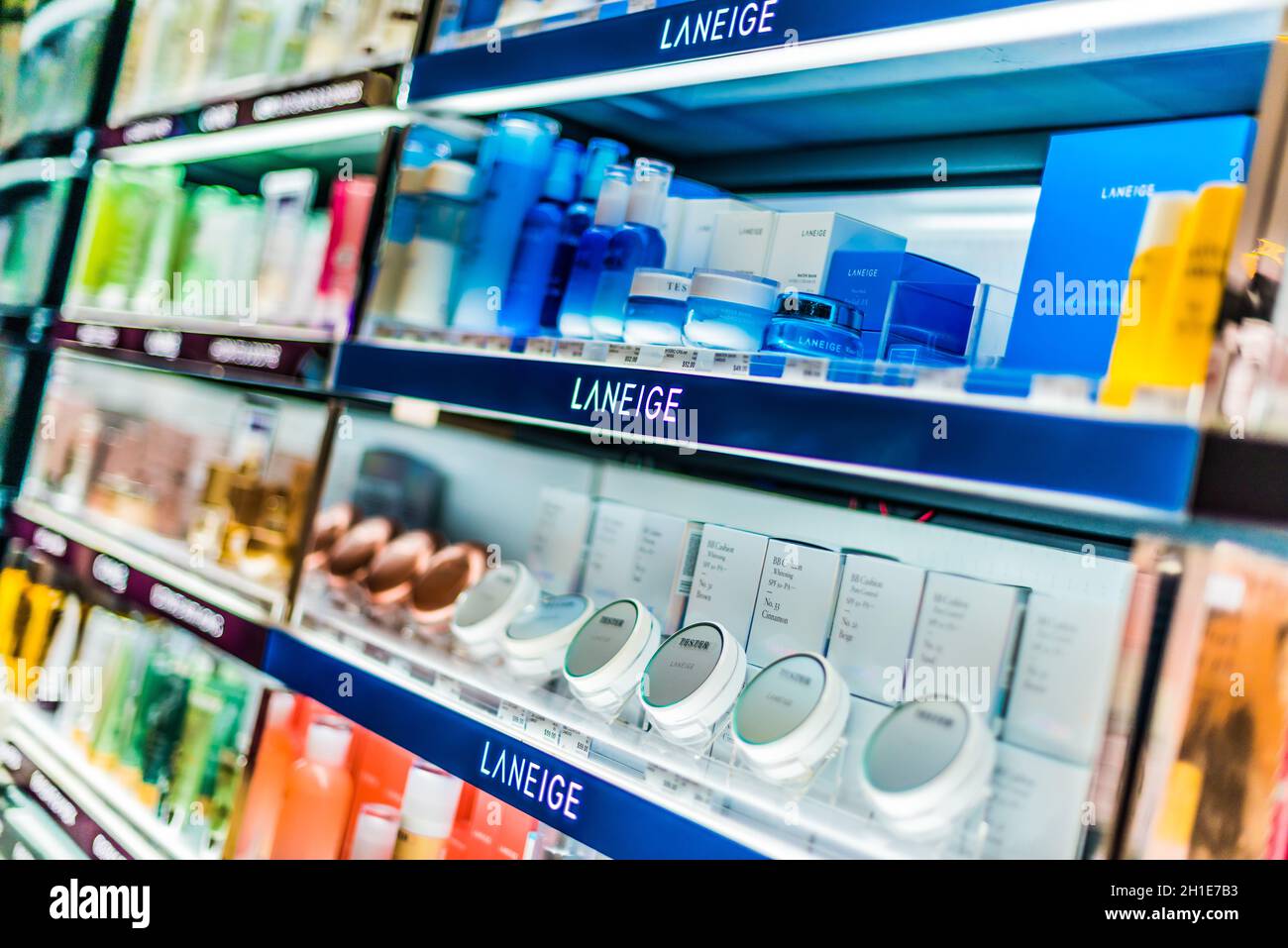 French skincare hi-res stock photography and images - Alamy