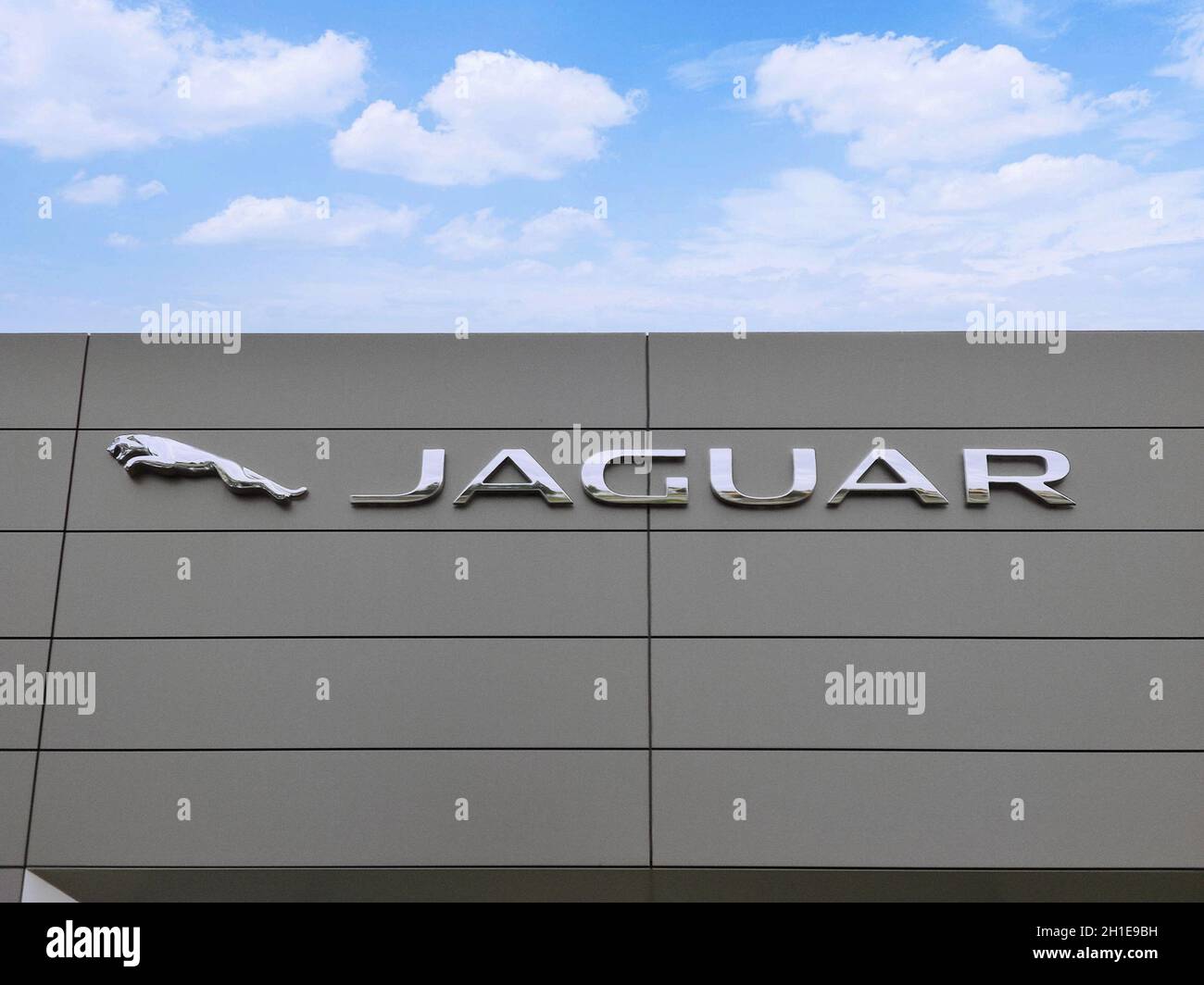 Jaguar signs hi-res stock photography and images - Alamy