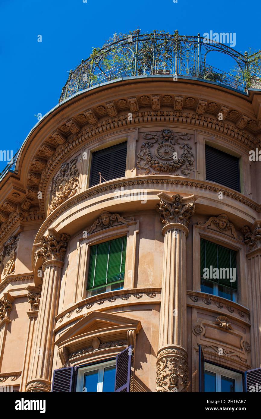 Beautiful architecture of the antique buildings at Rome city center ...