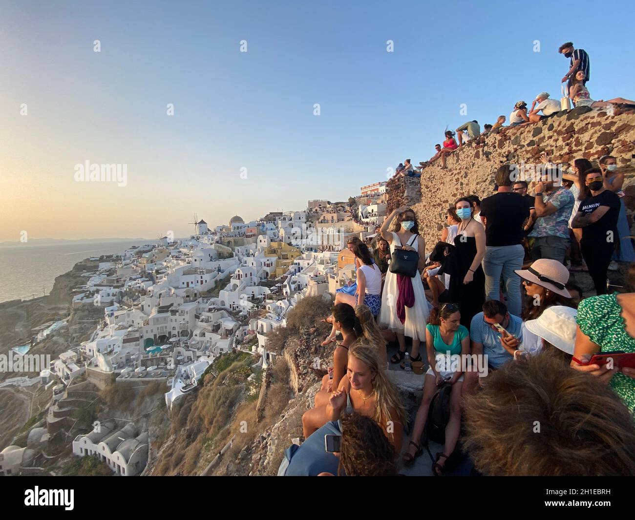 Oia sunset crowd santorini hi-res stock photography and images - Alamy