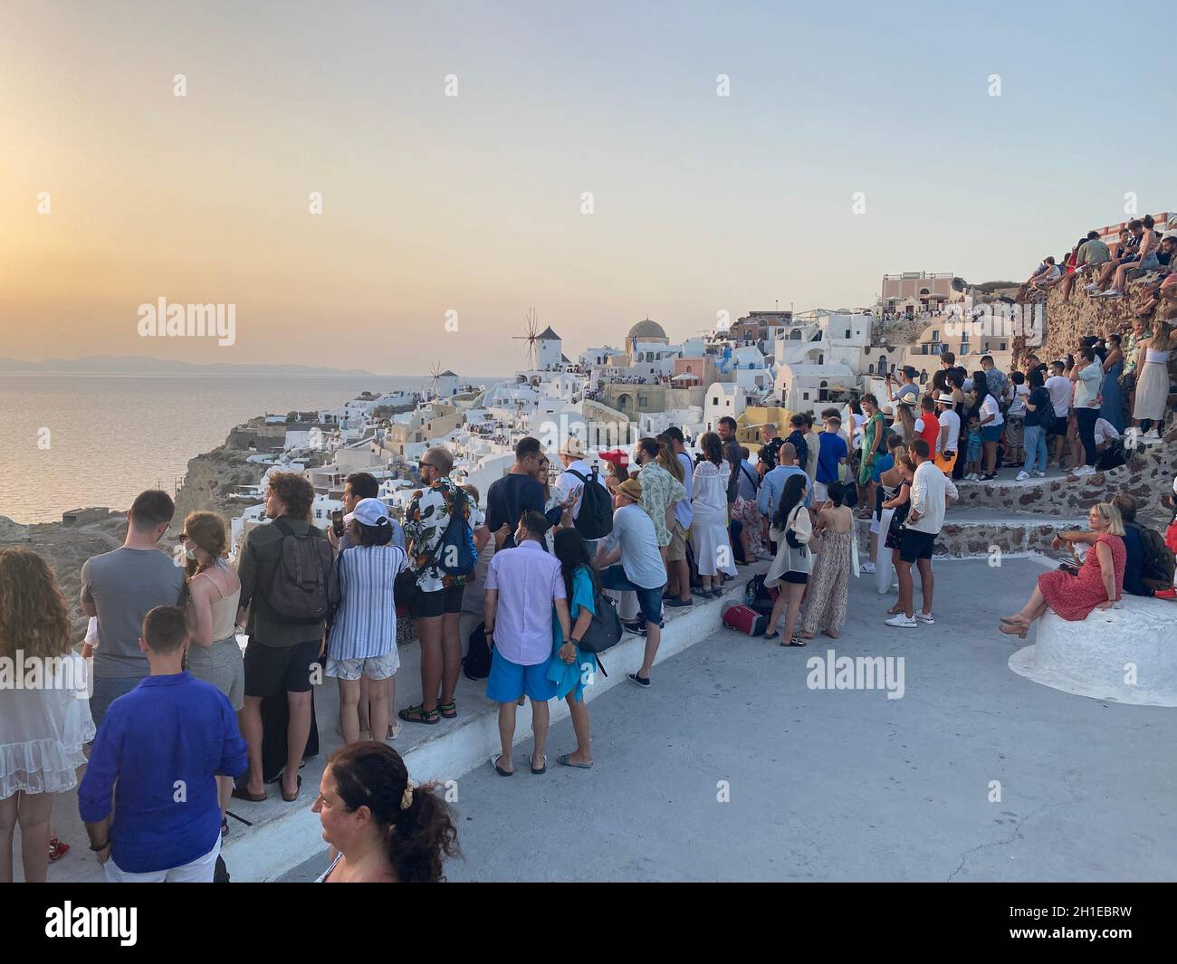 Oia sunset crowd santorini hi-res stock photography and images - Alamy