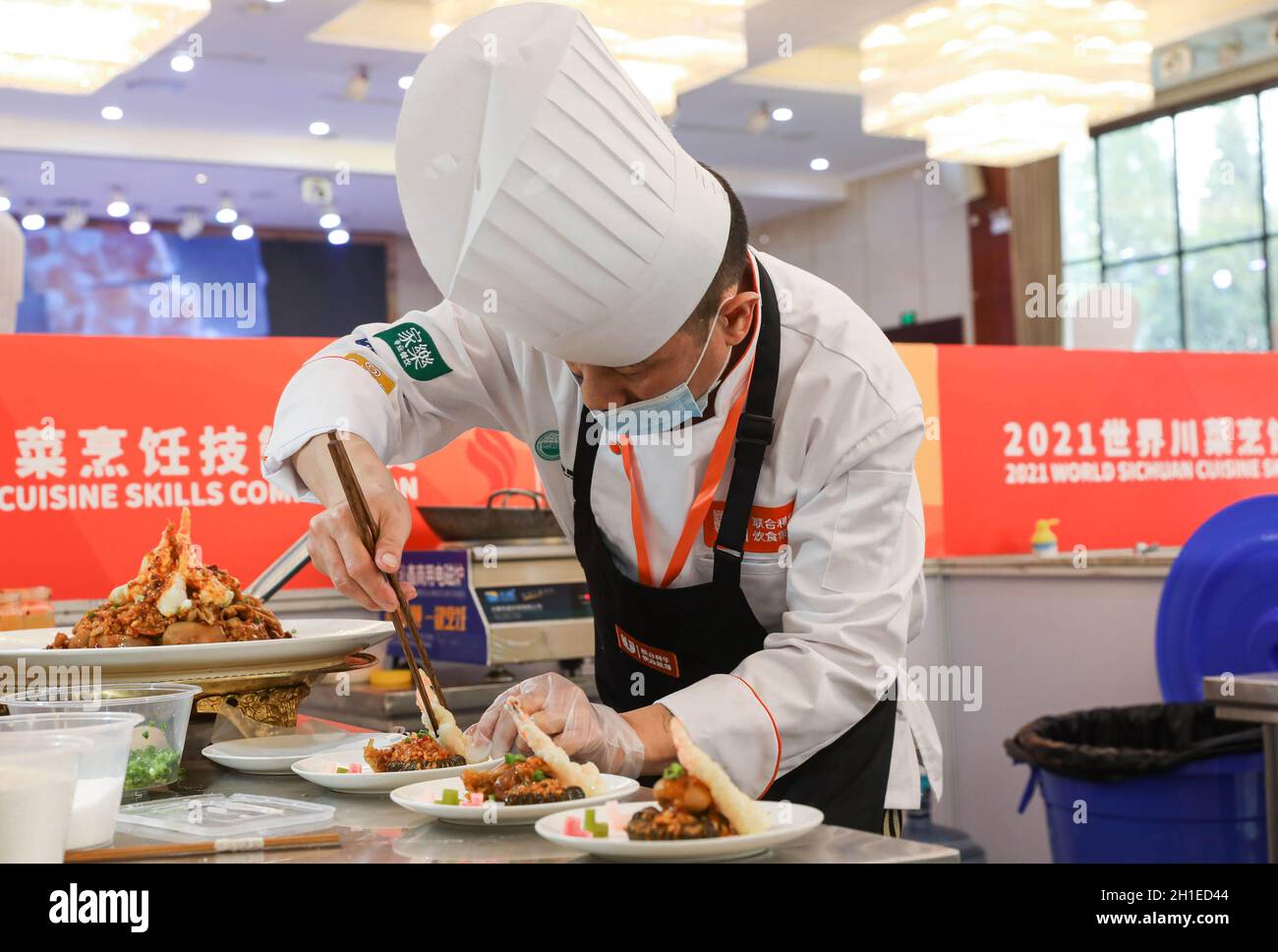 Chengdu, China's Sichuan Province. 18th Oct, 2021. A chef prepares ...
