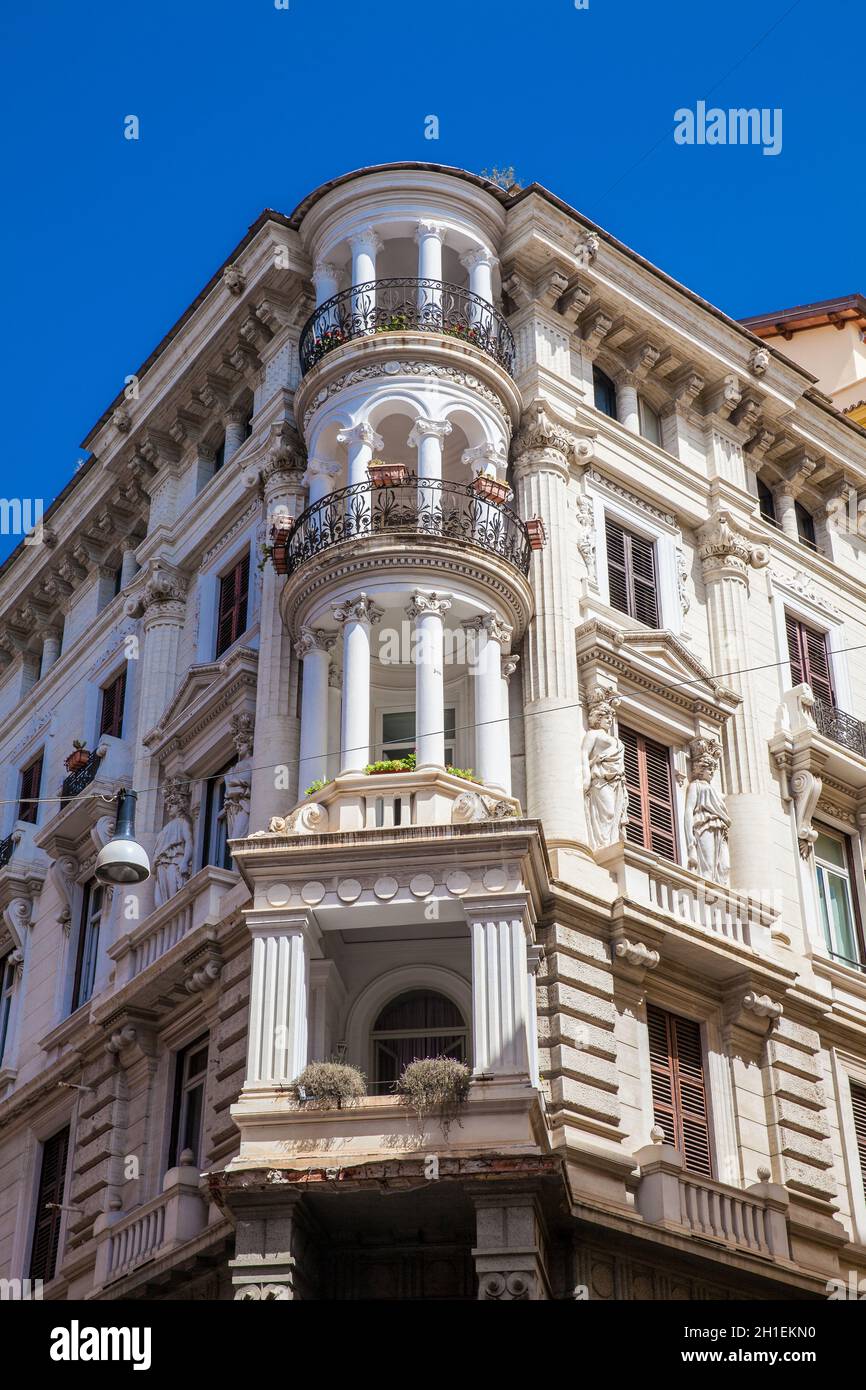 Beautiful architecture of the antique buildings at Rome city center ...