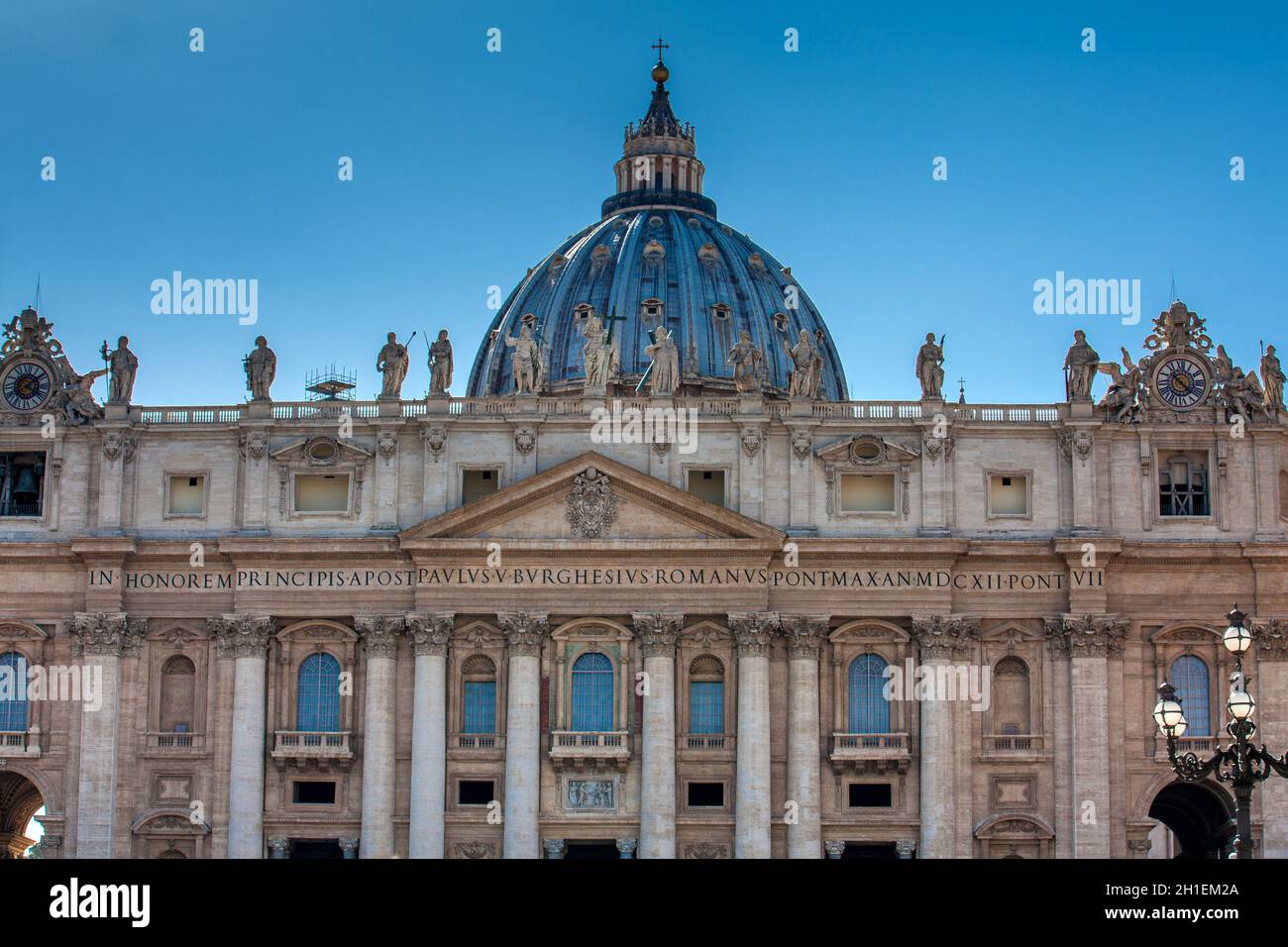 Facade and dome of the Papal Basilica of St. Peter in the Vatican Stock ...