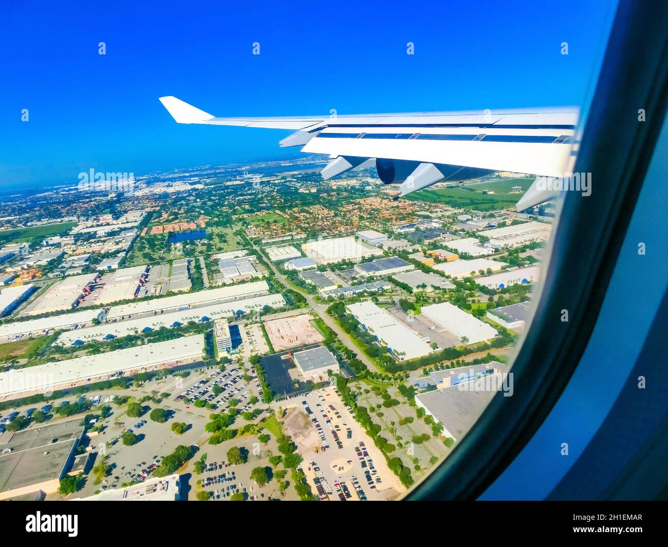 Aerial view miami skyline flying hi-res stock photography and images ...