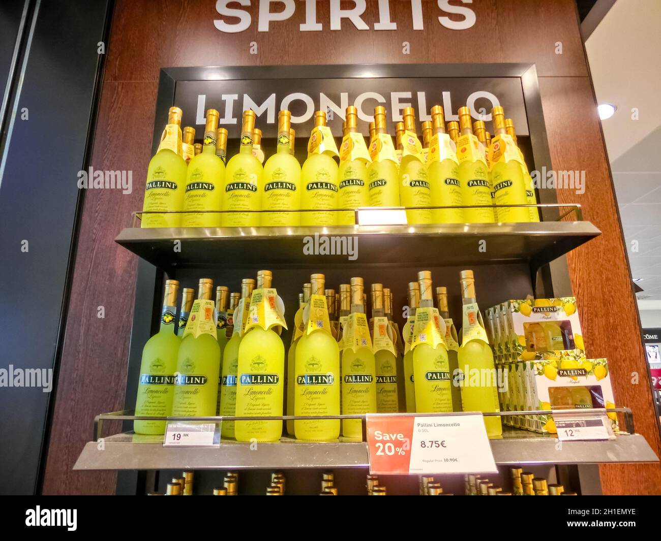 Limoncello shop sorrento italy hi-res stock photography and images - Alamy