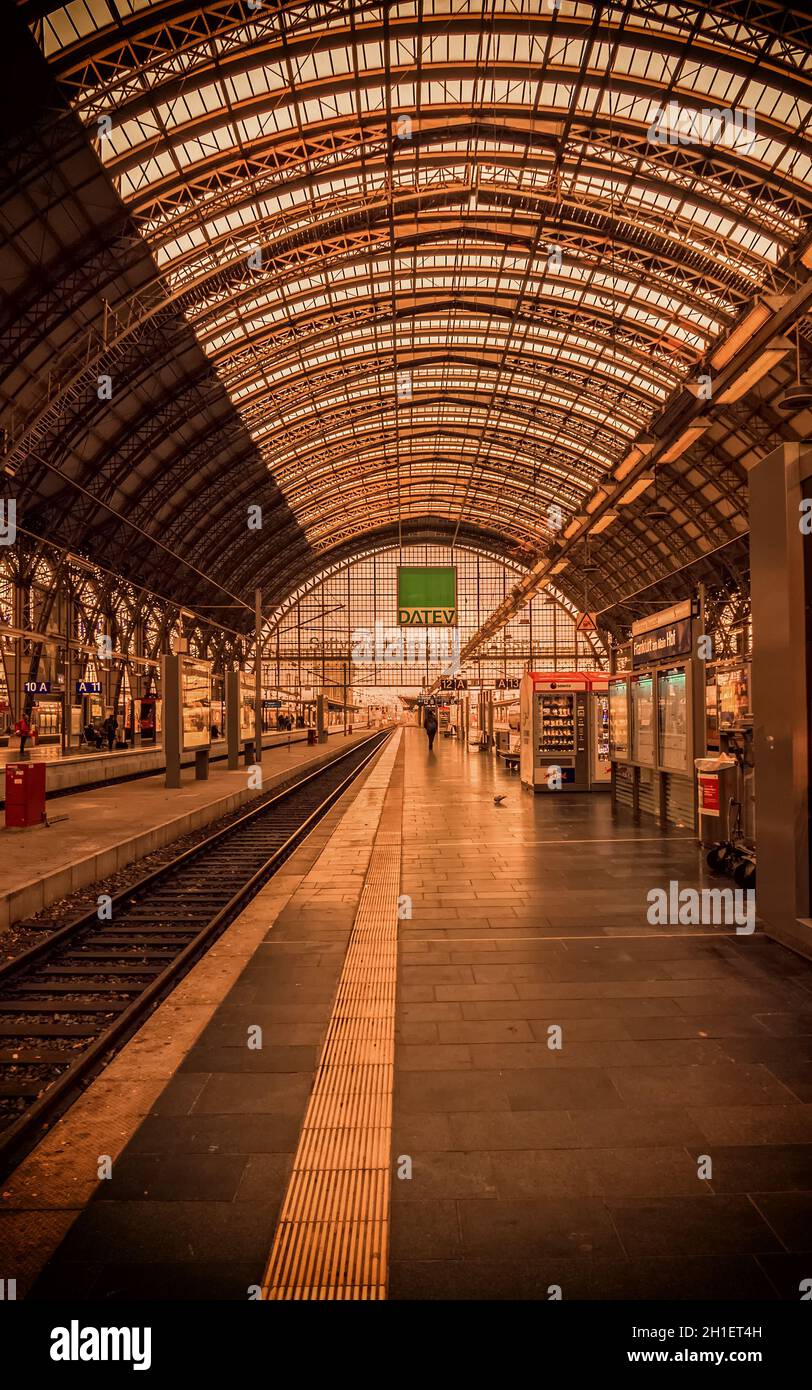 24 platforms hi-res stock photography and images - Alamy