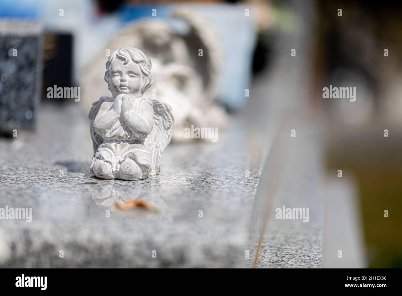 Angel sculptures on the gravestone in the cemetery Stock Photo - Alamy