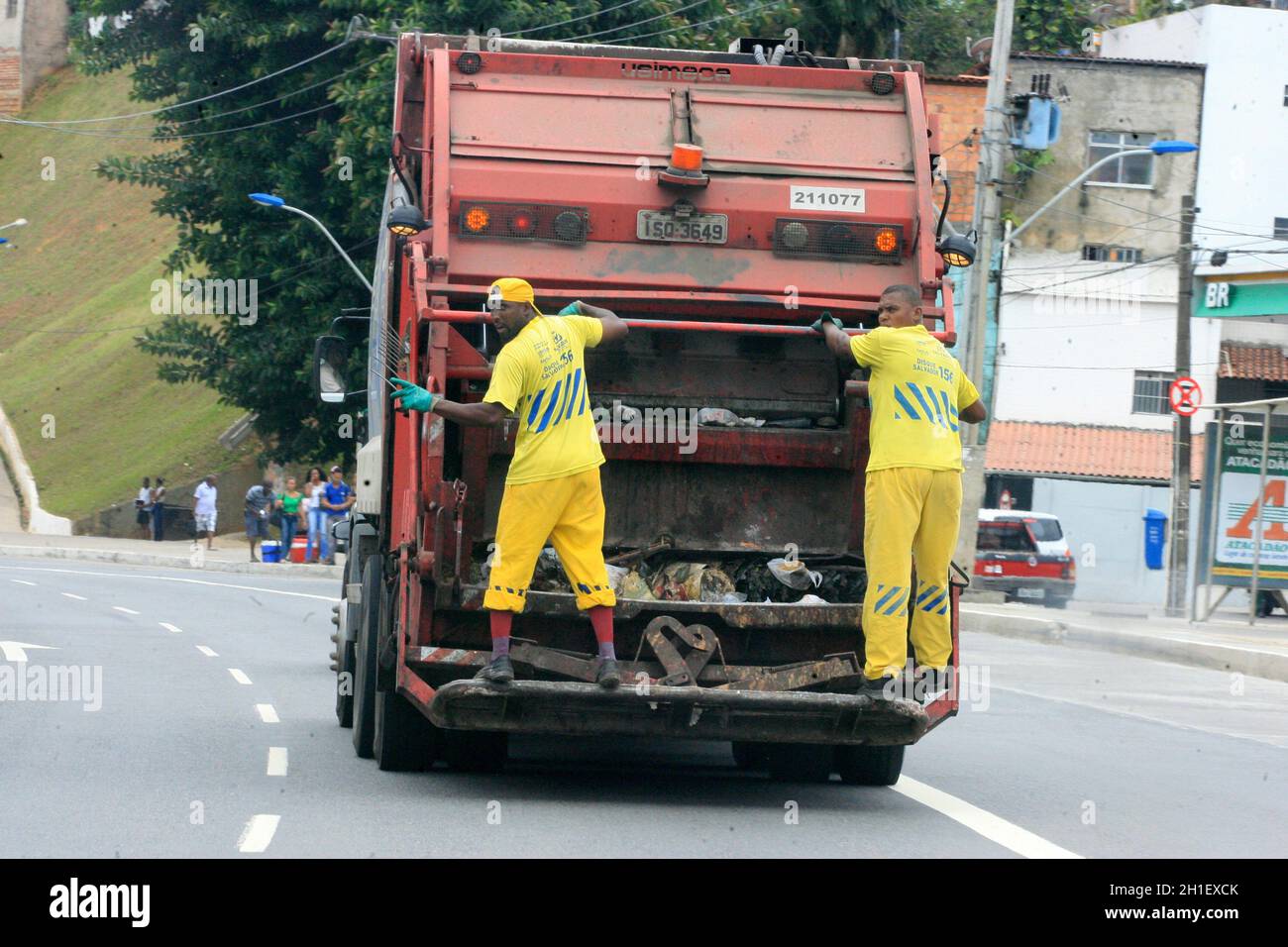 salvador, bahia / brazil - september 22, 2016: garbage collectors are ...
