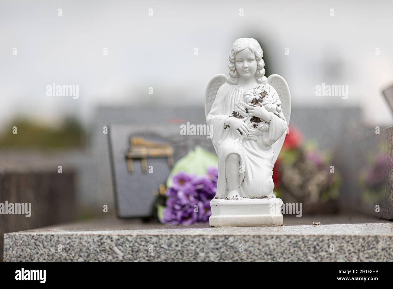 Angel sculptures on gravestone in the cemetery Stock Photo - Alamy