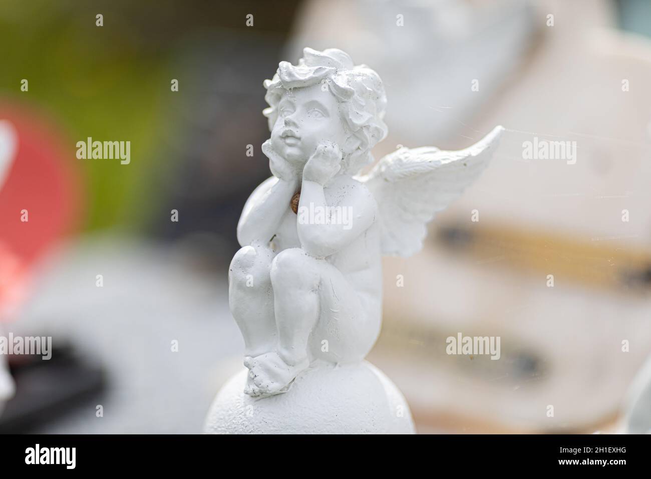 Angel sculptures on gravestone in the cemetery Stock Photo - Alamy