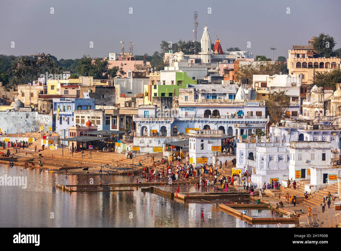 PUSHKAR, INDIA - NOVEMBER 20, 2012: Hindu devotees pilgrims bathing in ...