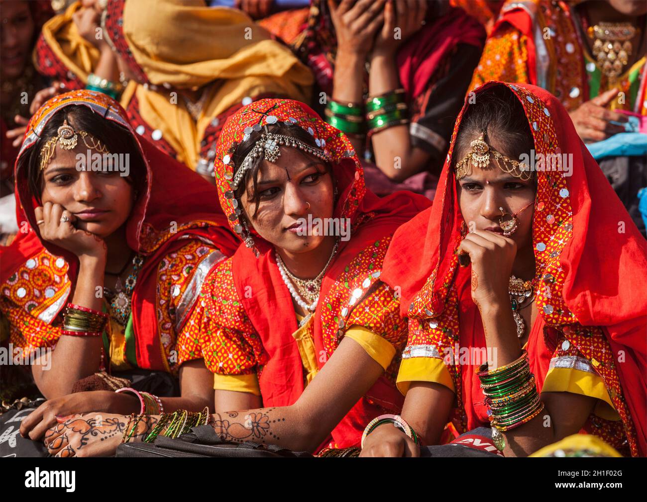 PUSHKAR, INDIA - NOVEMBER 21, 2012: Unidentified Rajasthani girls in ...